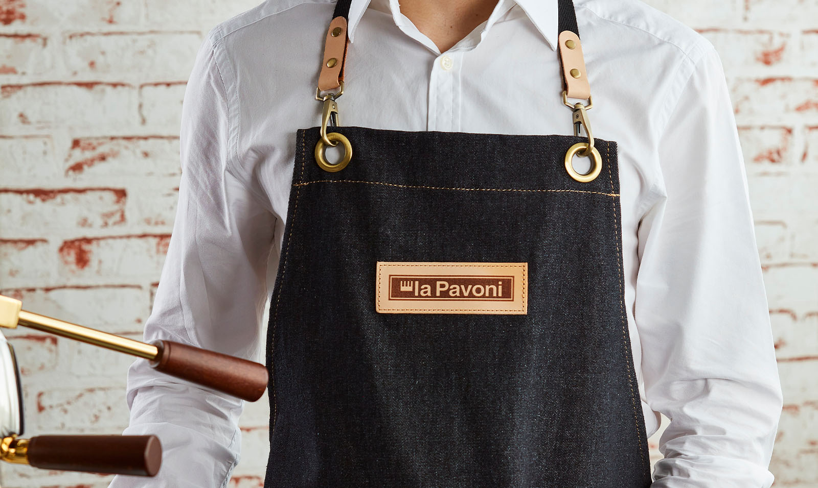 La Pavoni Black denim apron with leather embossed logo LPAPRON ...